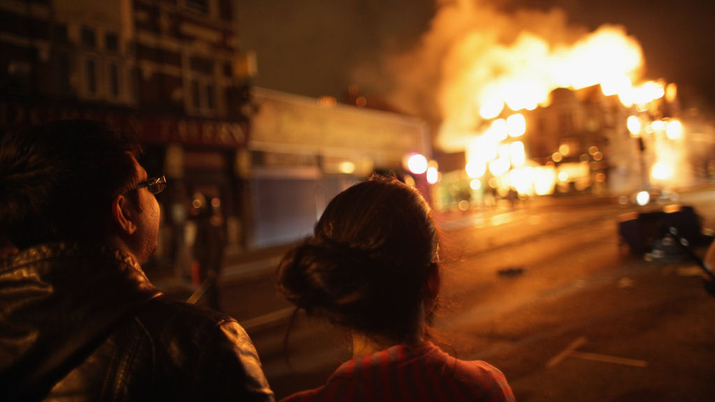 Man dies after being shot amid Croydon riots – Channel 4 News