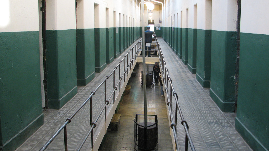Think-tank urges competition in prison sector – Channel 4 News