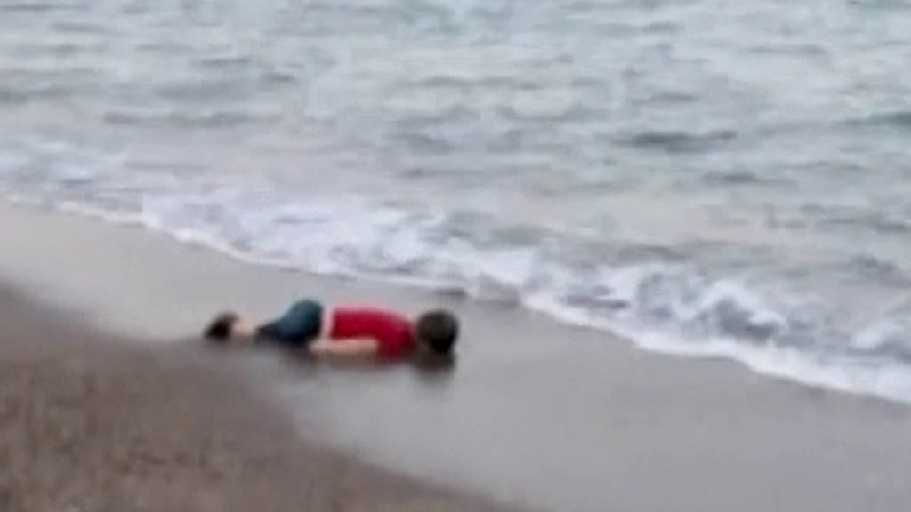 Aylan Kurdi: images that changed UK views on refugees? – Channel 4 News